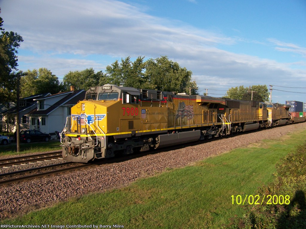 UP 7900 leads westbound stacks