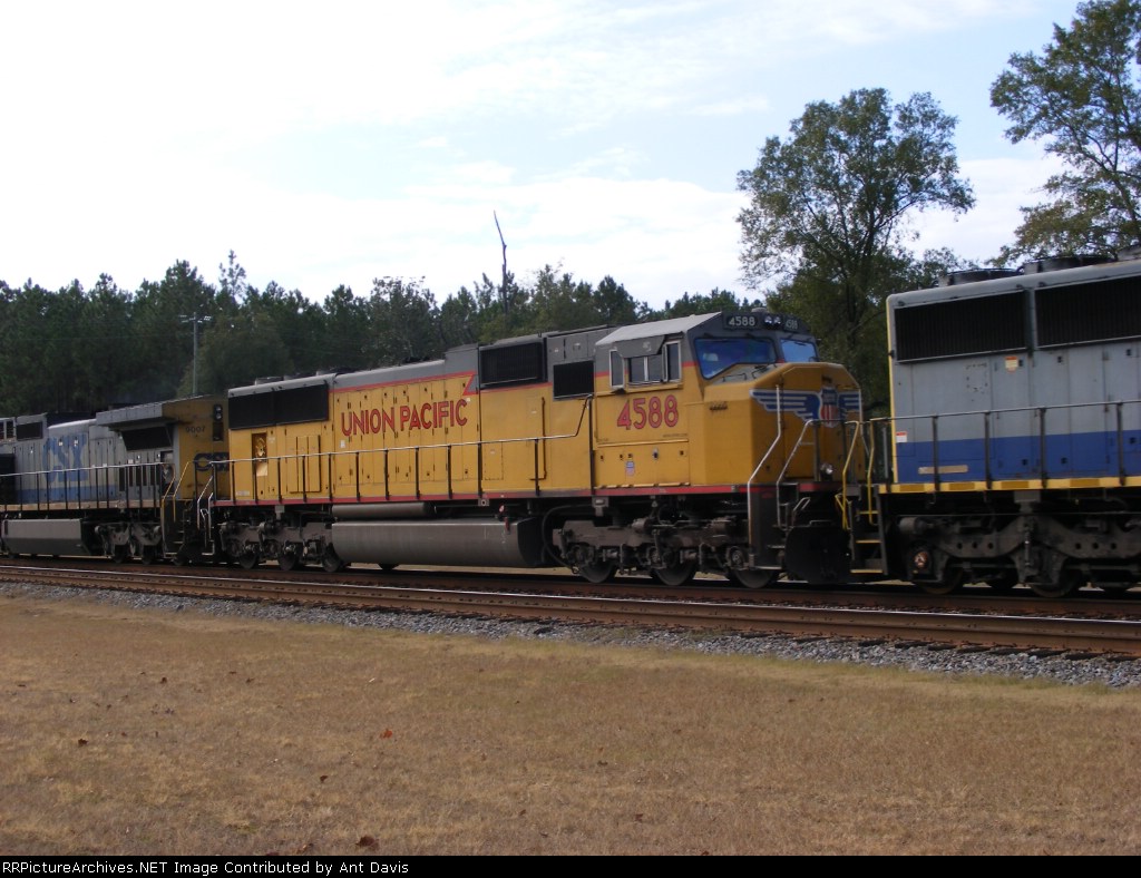 UP 4588 in the consist