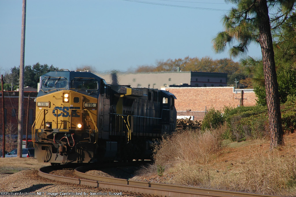 CSXT 116 leads CSX-Q696