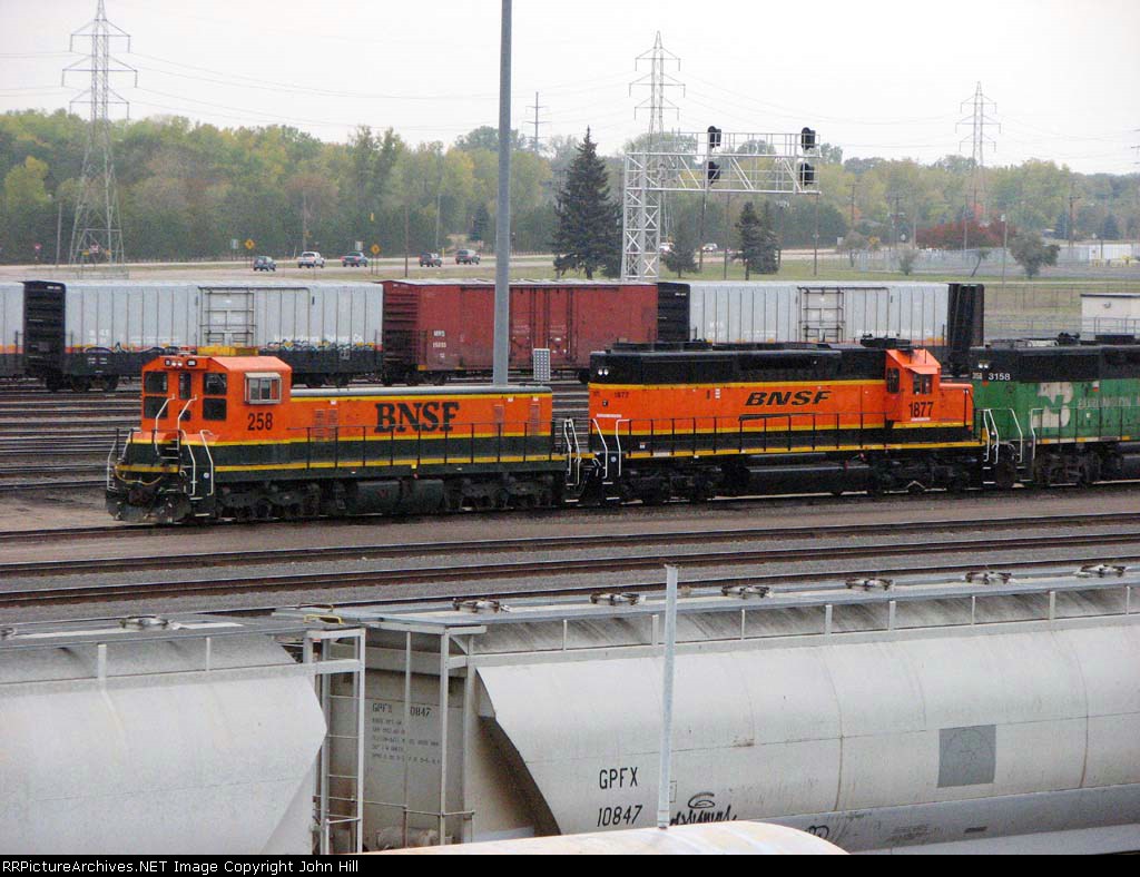 091014001 BNSF 1877 & TEBC6 BNSF 258 at Northtown Yard
