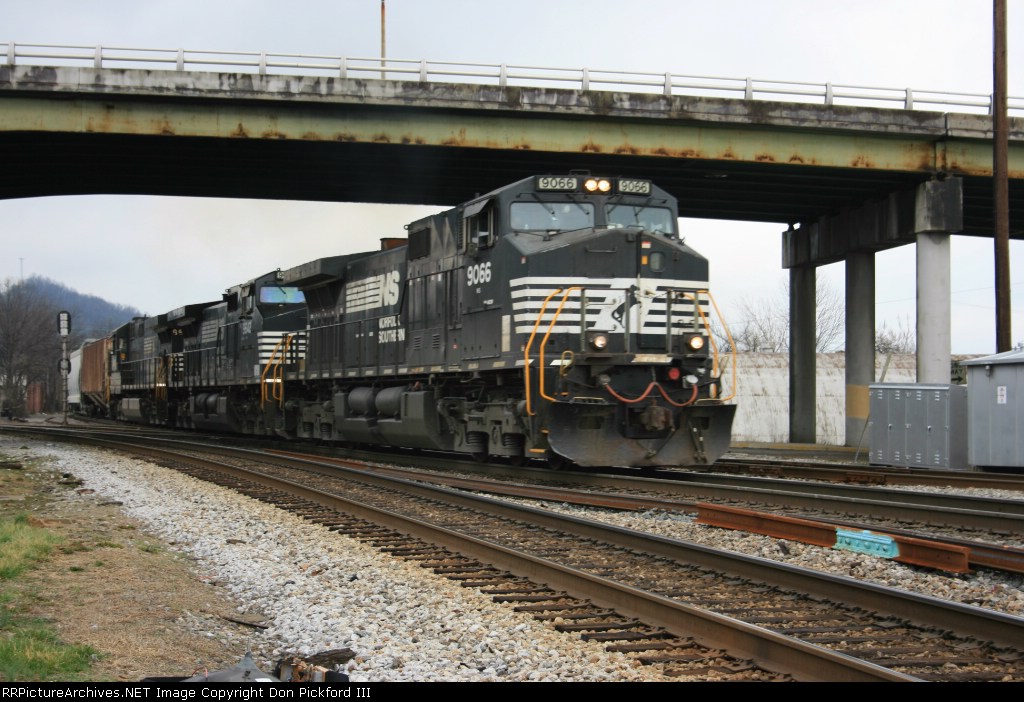 NS 9066 ( Dash9-40CW)