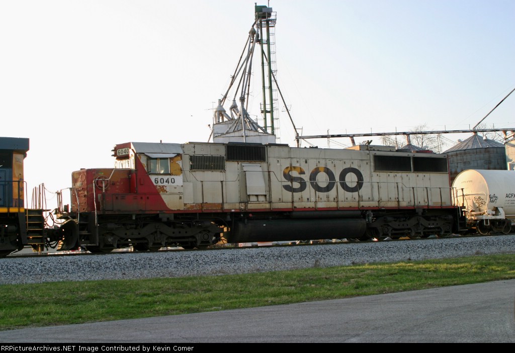 SOO 6040 is 3rd unit on Q275 as they prepare to back into Memphis Jct. Yard 3/17/09