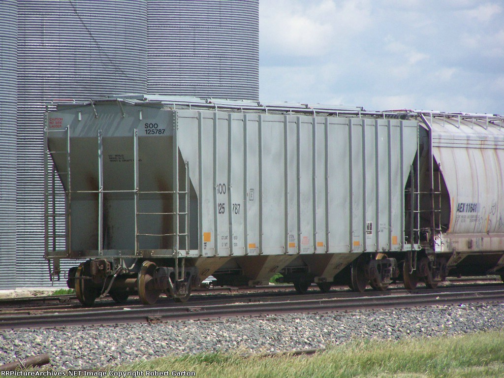 SOO 125787 Sits With Other CP and SOO Hoppers at the Elevator