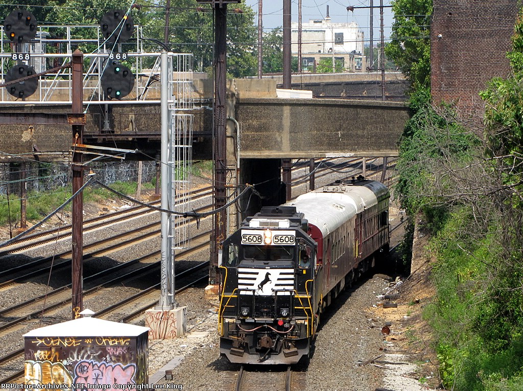 NS 5608 951 Geometry Train