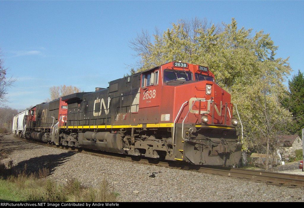 CN 2638 swings through the curve on the point of a southbound