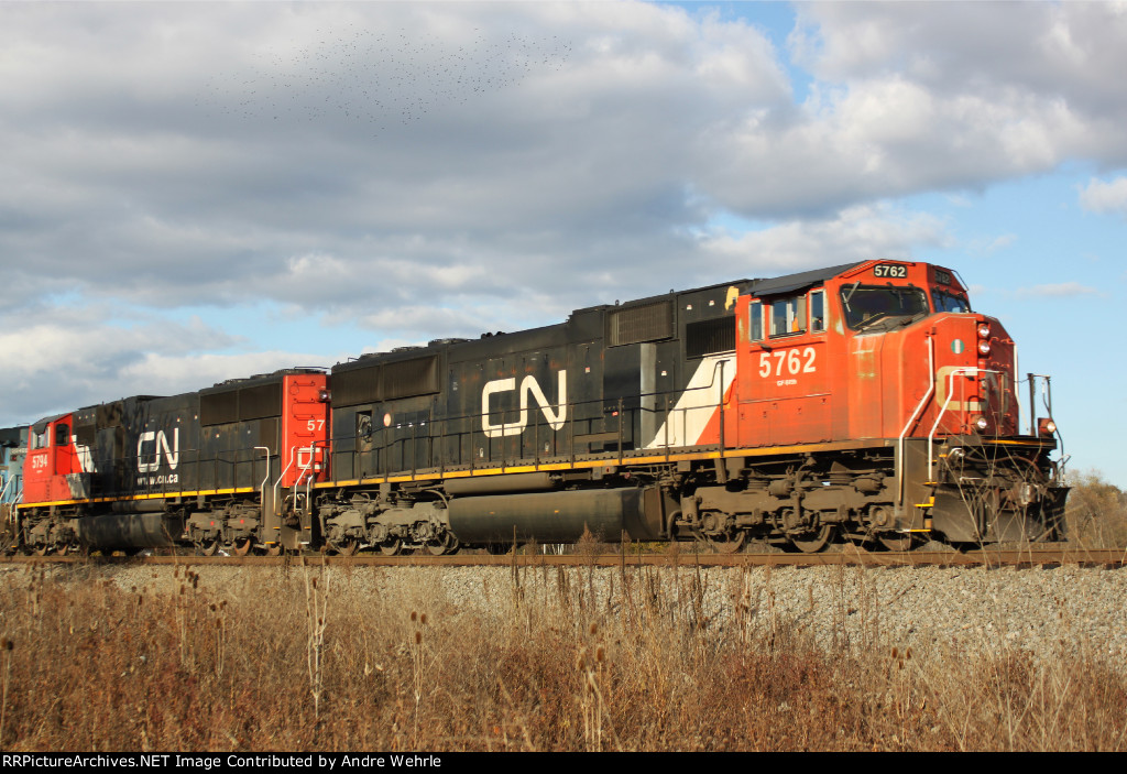 CN 5762 leads a southbound manifest alongside Duplainville Road
