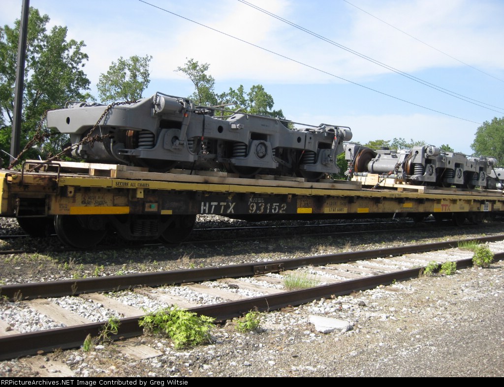 HTTX 93152 with a load of trucks for a VALE ES58ACi
