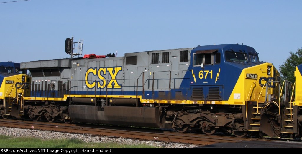 CSX 671 heads north with 2 other CW60's on train Q410