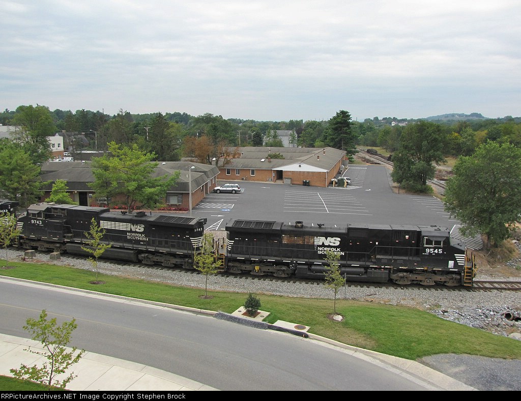 NS 9545 & 9743 approaching the diamond