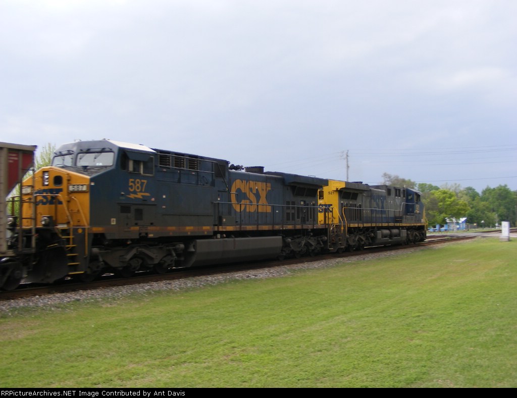 CSXT 587 trailing