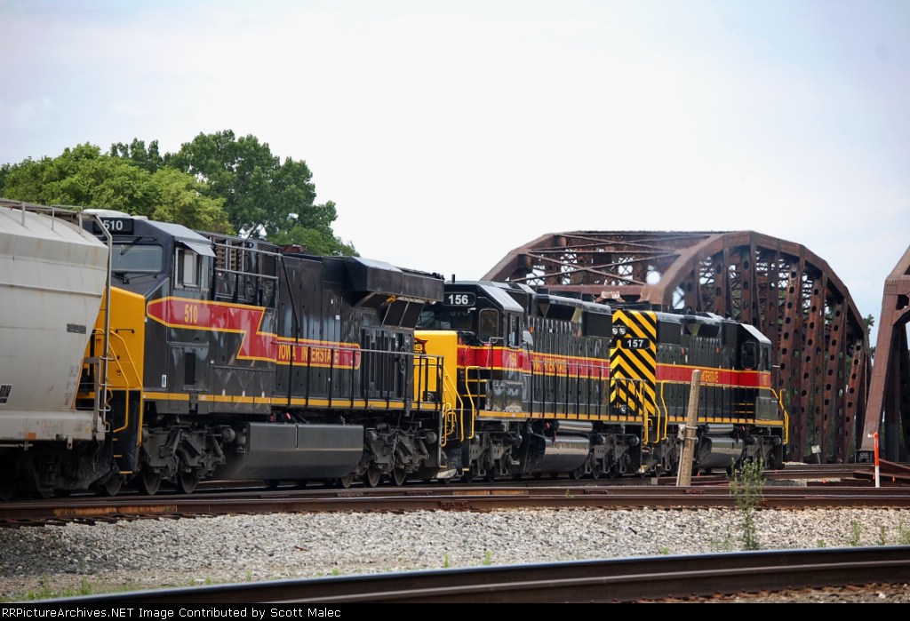 Old EMD and New GE on the Iowa Interstate