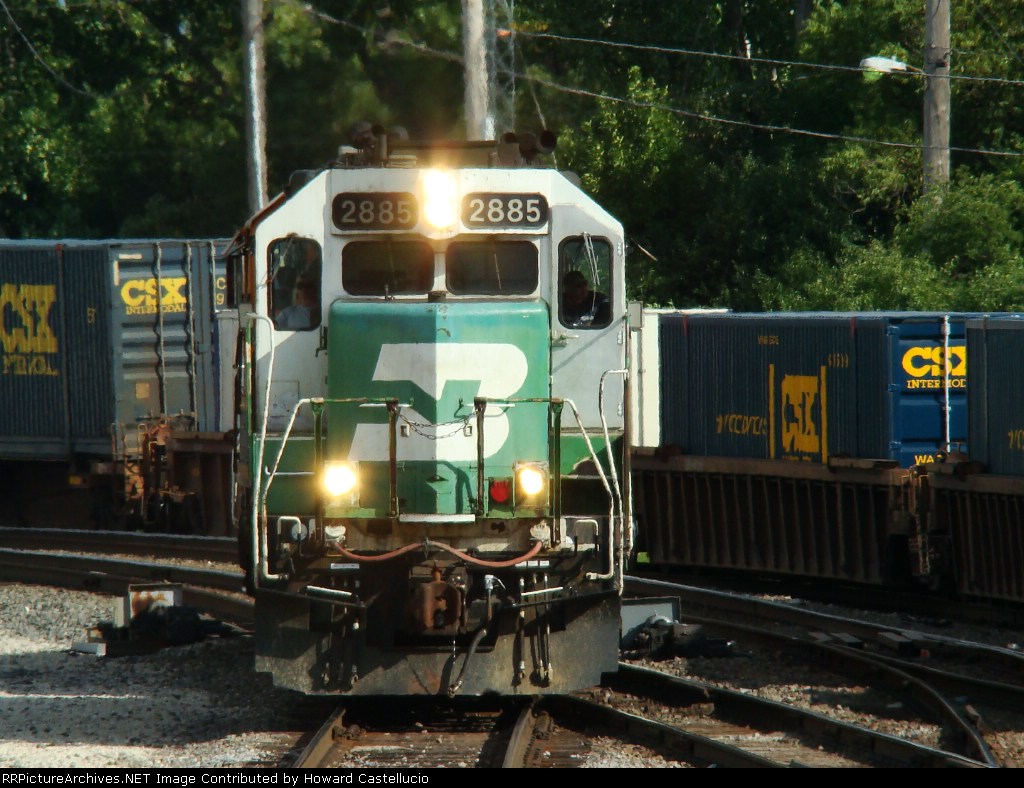 BN 2885 lite pwr comming off the Bedford Pk leads out towards 65th St