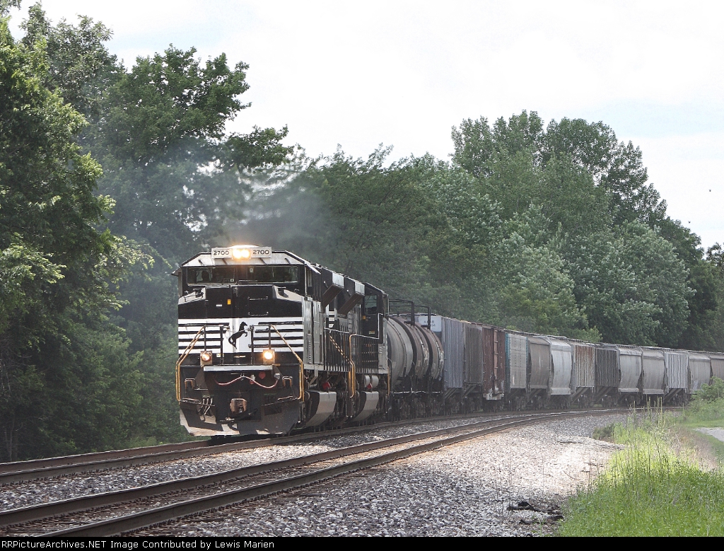 NS 2700, northbound NS train D32
