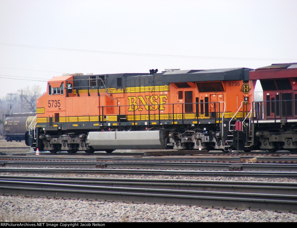 BNSF 5735