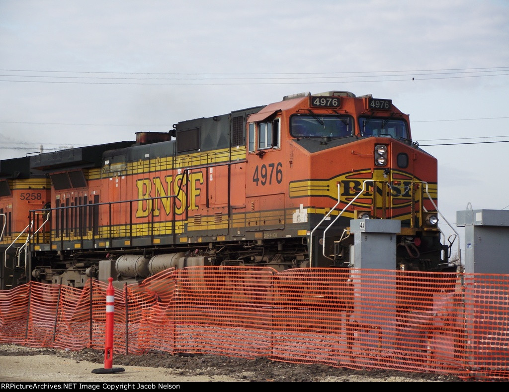 BNSF 4976