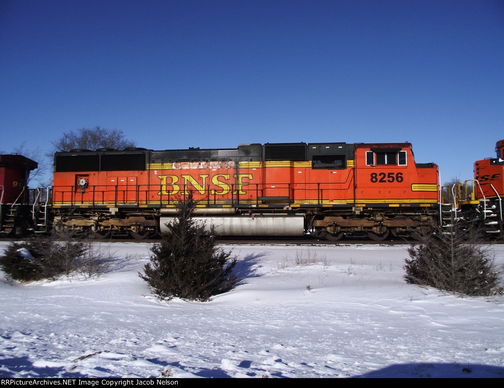 BNSF 8256