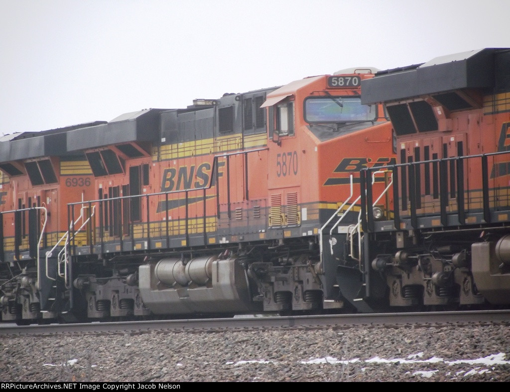 BNSF 5870