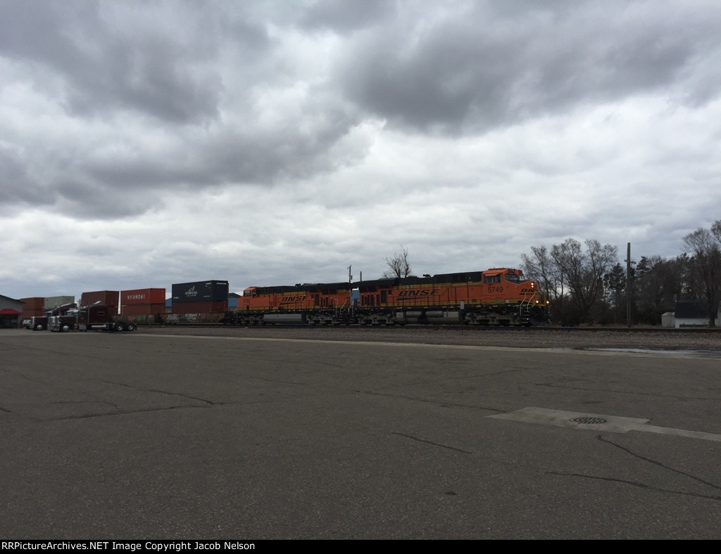 BNSF 5749