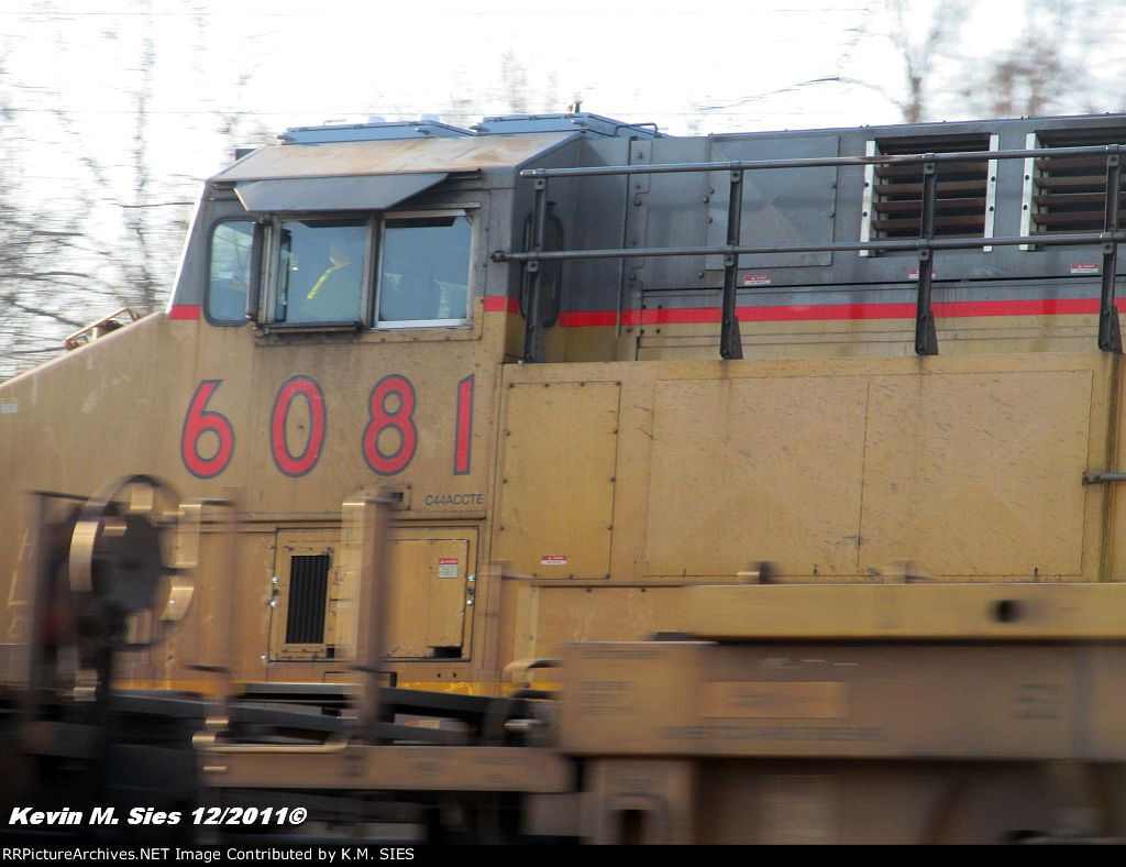 UP 6081 leads UP GDMWNL