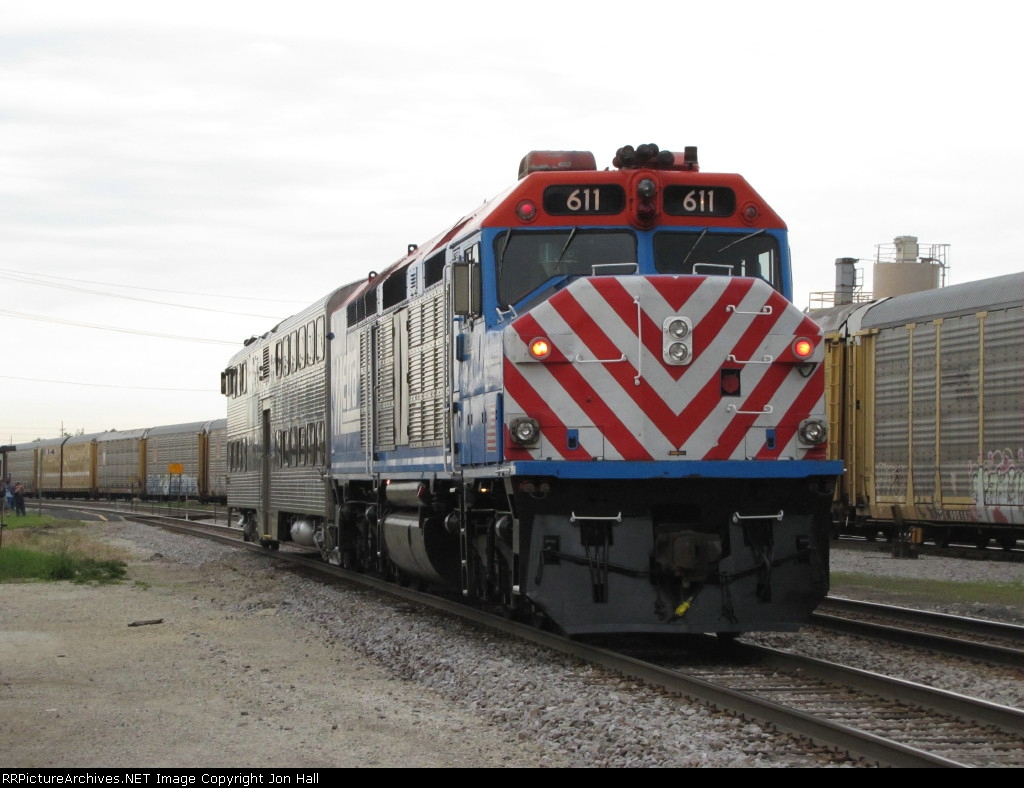 METX 611 shoves 1 car inbound
