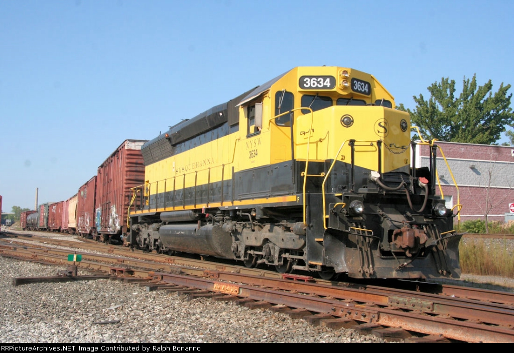 NYS&W WS-2 crew drills cars near Mt Vernon st with one of the two remaining SD45's on the roster