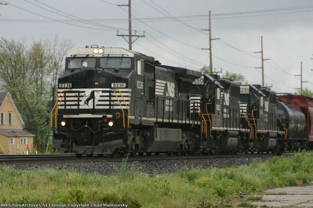 NS 8336 heads into the yard