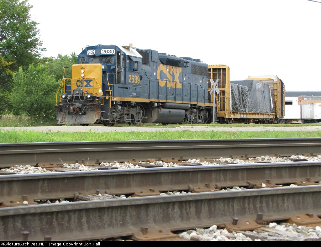 CSX 2639 sits off the mainline as Y103 switches PCA