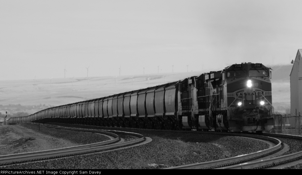 BNSF 706 leads a Brown Worm East