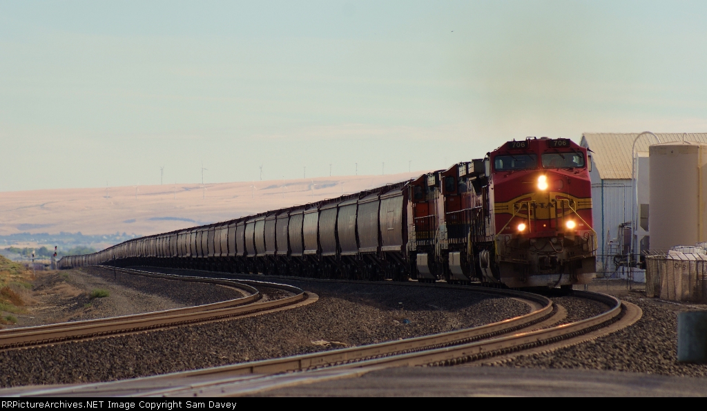 BNSF 706 leads a Brown Worm East