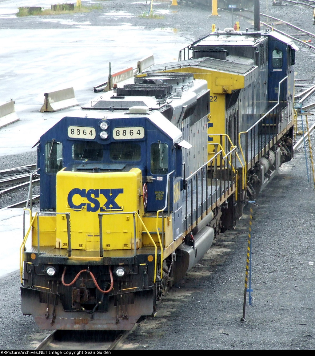 CSXT 8864 & 422