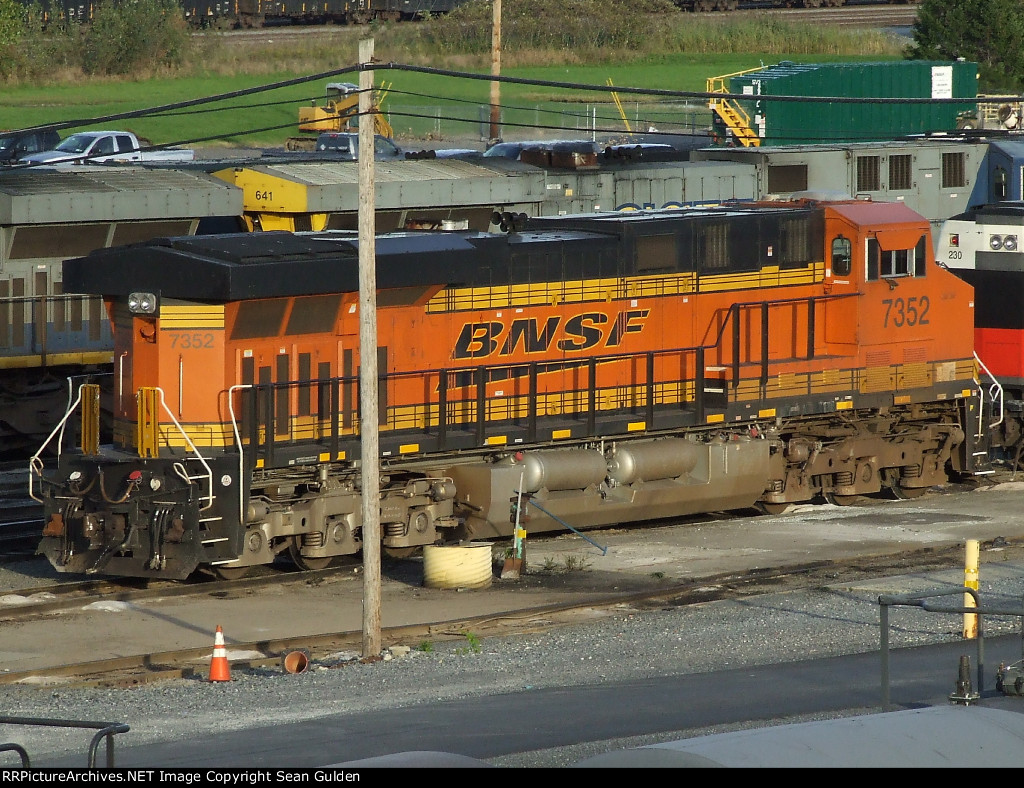 BNSF GE ES44DC 7352