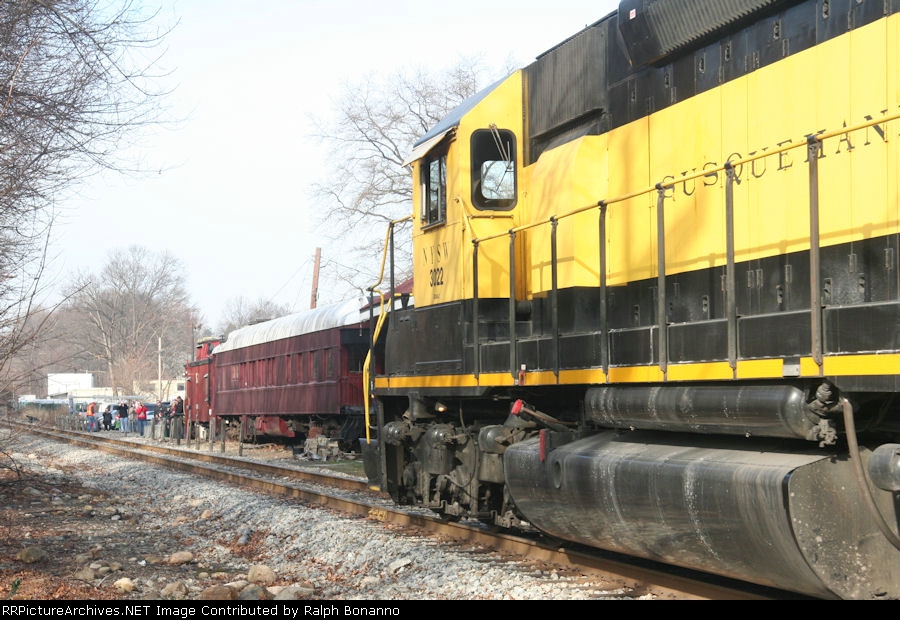 NYSW WSPX with SD40 3022 artrives in town to collect toys