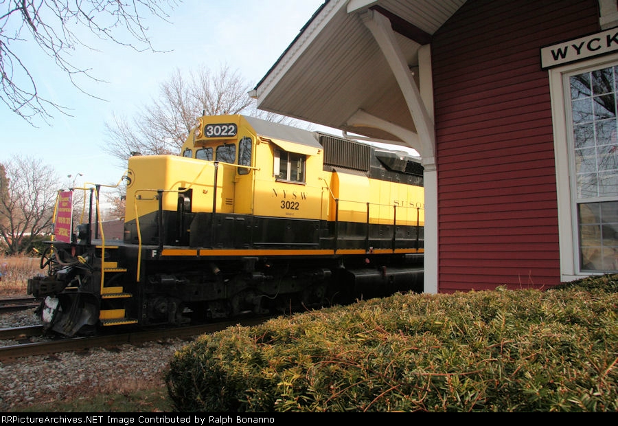 NYS&W SD40 3022 adjacent to the station during its stop in town