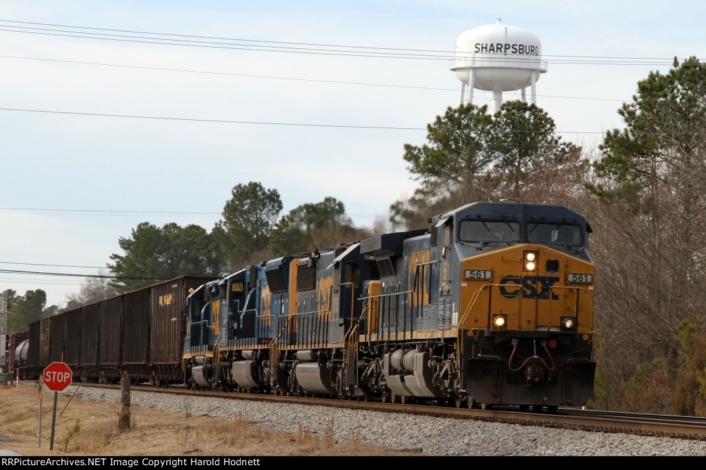 CSX 561 leads train Q400-16 northbound