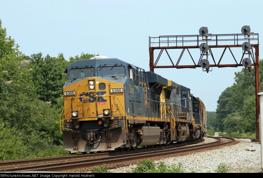 CSX 5366 leads train Q401-10 southbound at Contentnea Jct