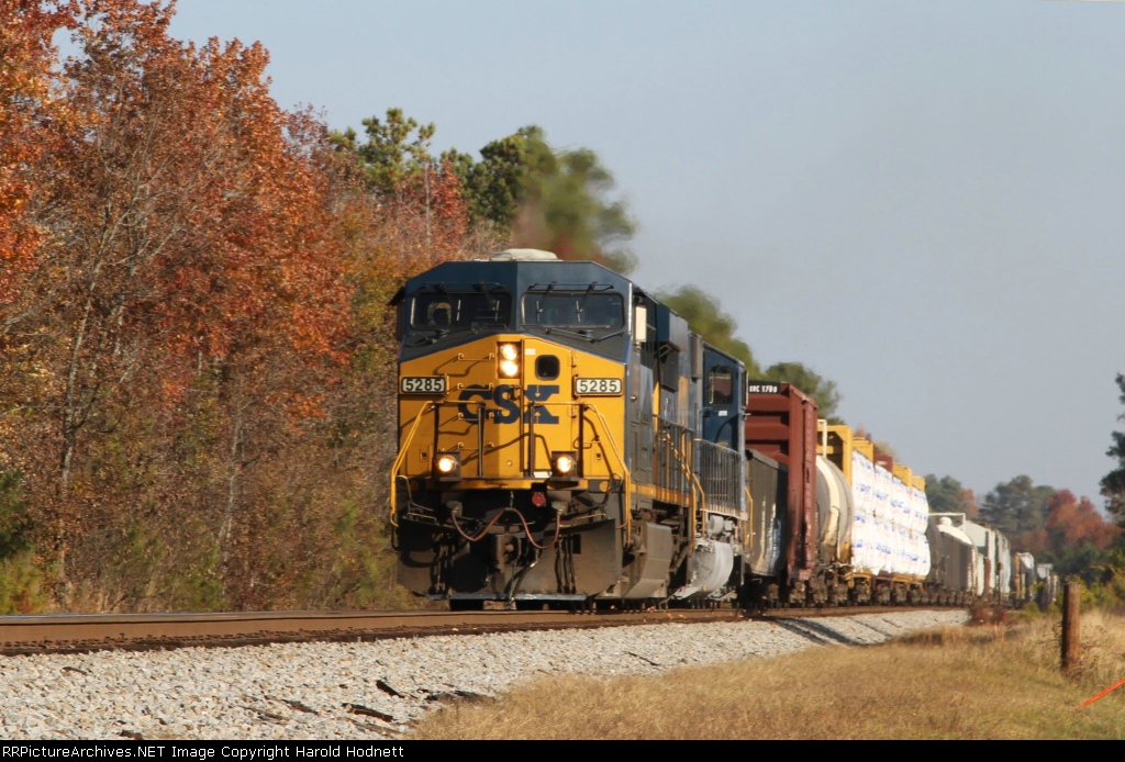 CSX 5285 leads train Q401-22 southbound