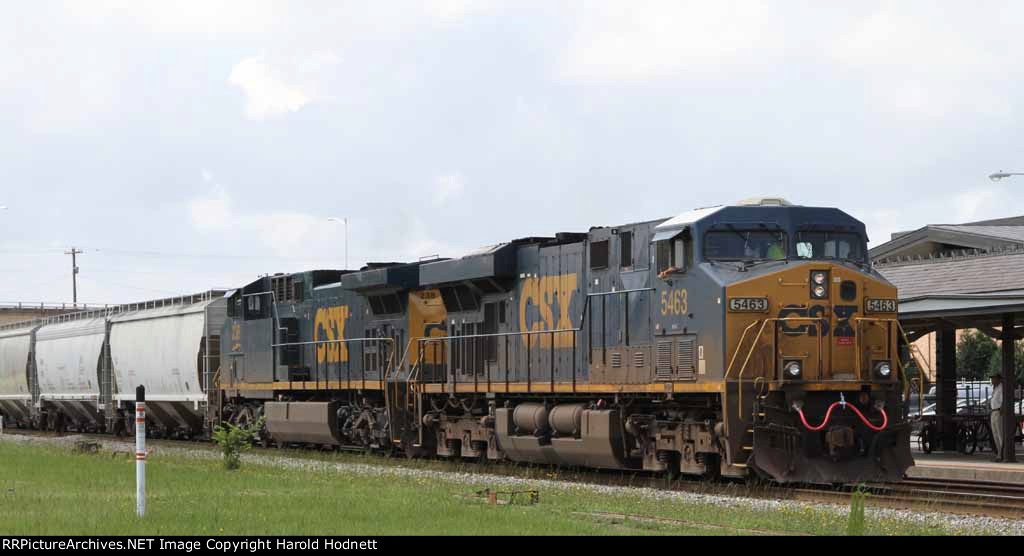 CSX 5463 leads train Q406-03 northbound
