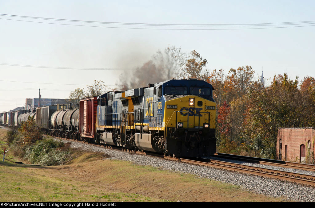 CSX 697 leads train Q406 northbound
