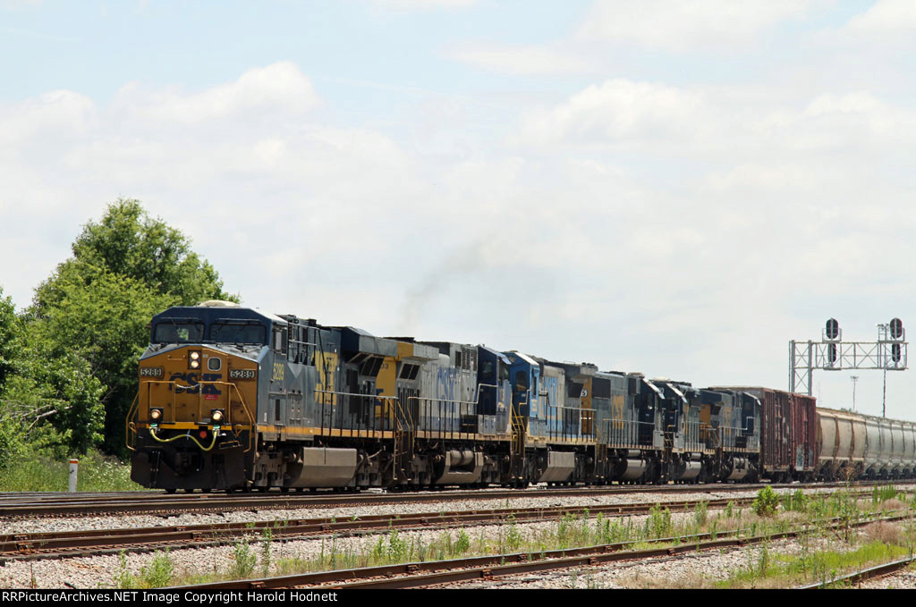 CSX 5289 leads train Q438-21 northbound