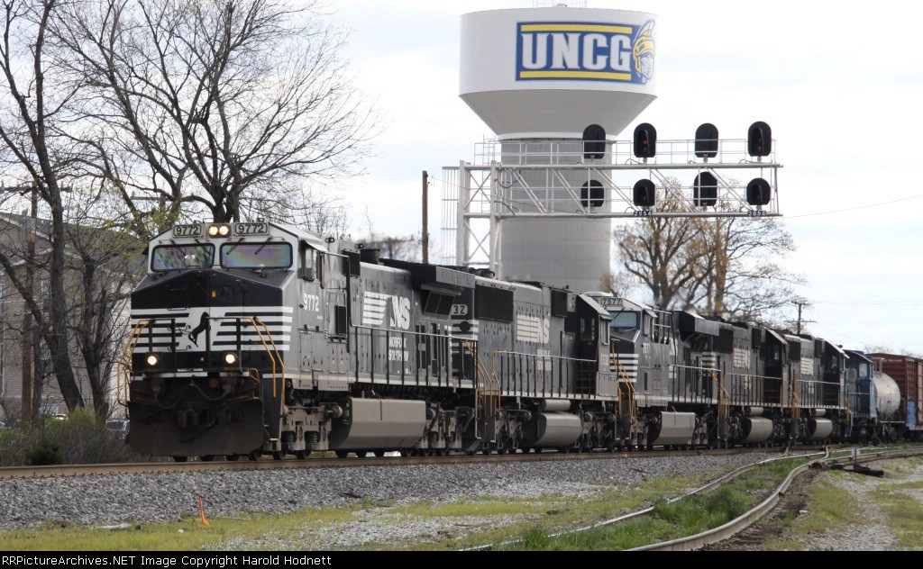 NS 9772 leads train 129 southbound