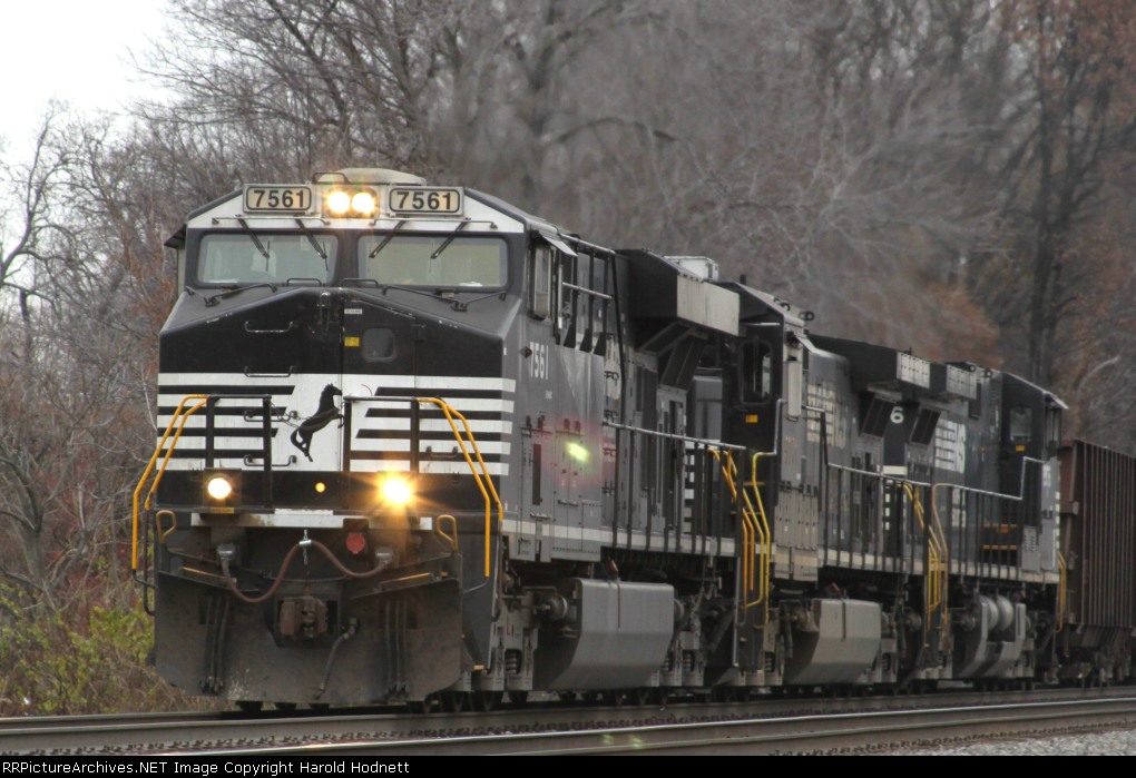 NS 7561 leads a fast moving train 924 towards Linwood