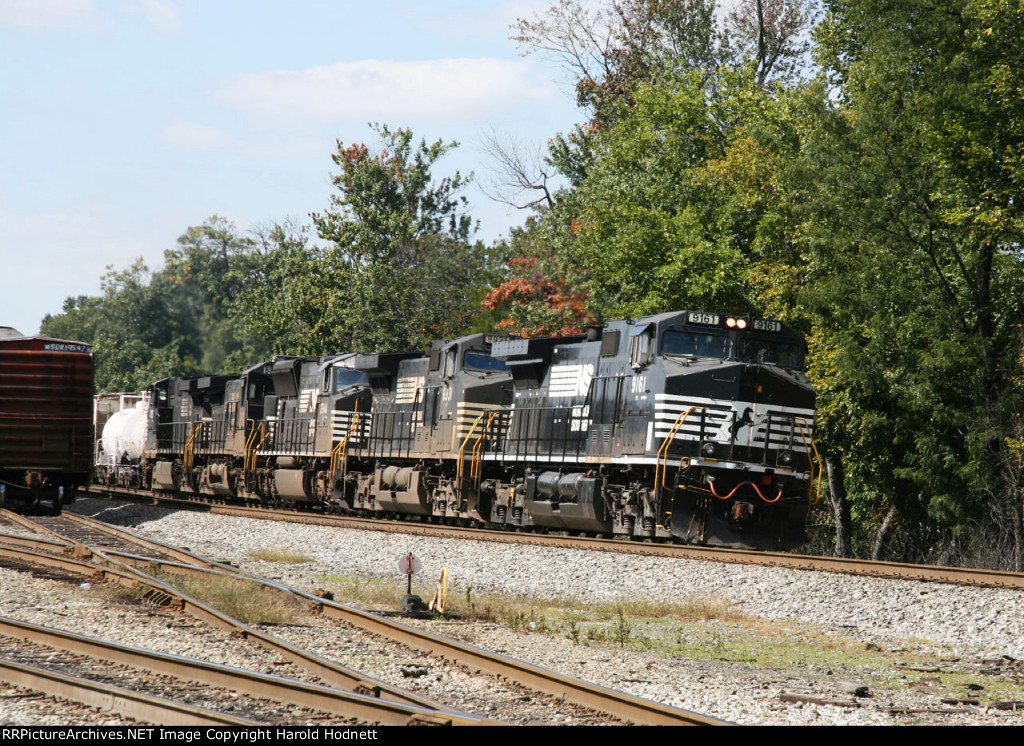 NS 9161 leads train 128 northbound