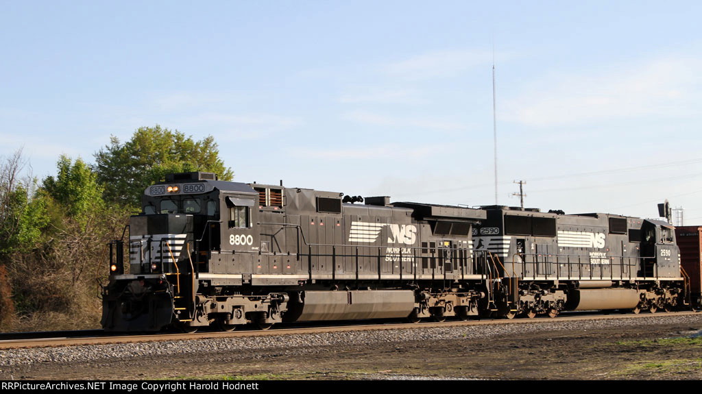 NS 8880 & 2590 lead train 156 northbound