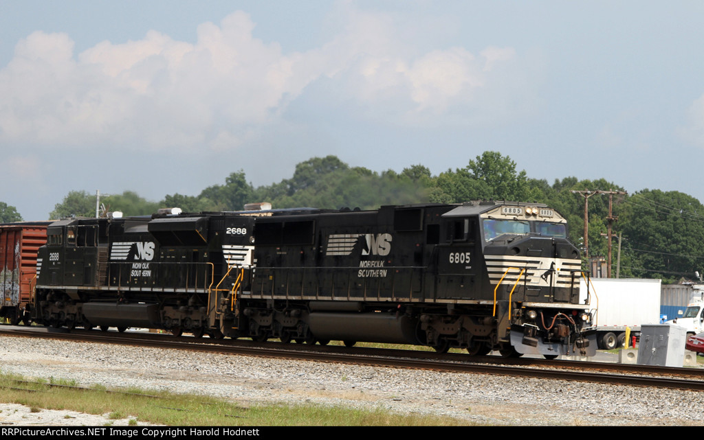 NS 6805 leads train 337 southbound