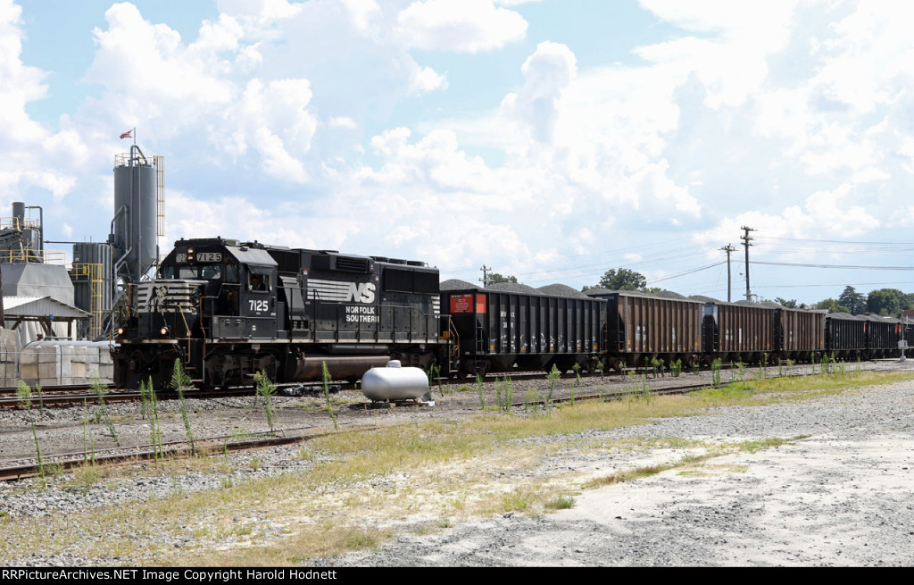 NS 7125 leads train P92 towards the yard