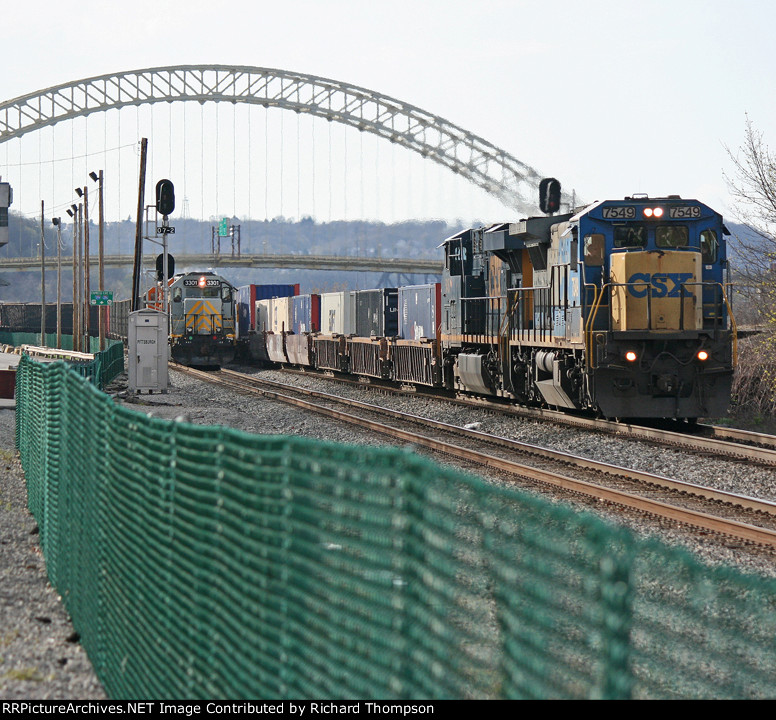 CSX 7549 on CSX Q136-17