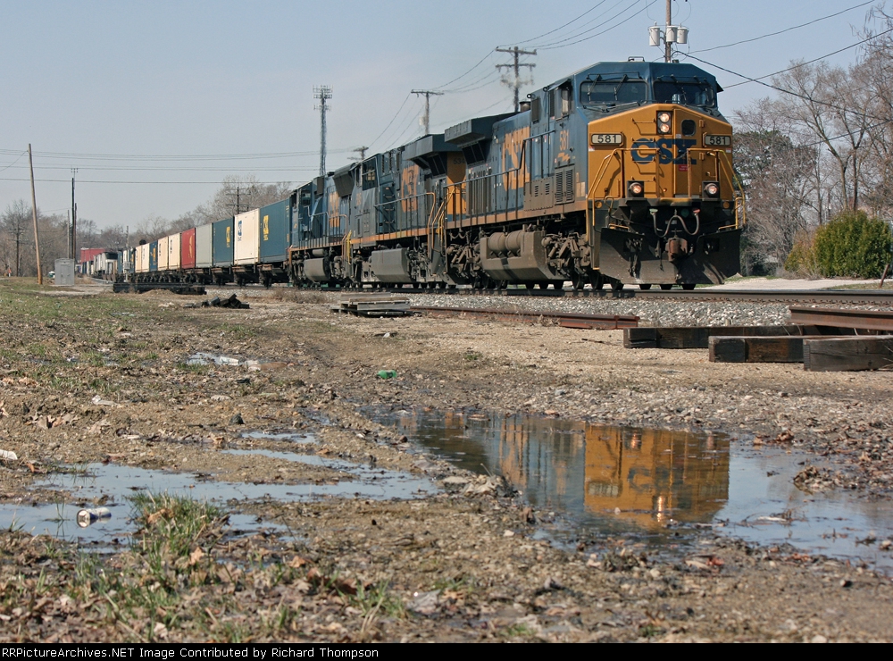 CSX 581 on CSX Q110-27