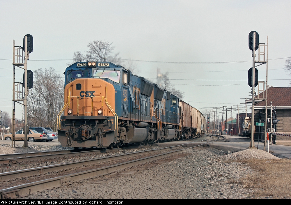 CSX 4752 on CSX Q375-26