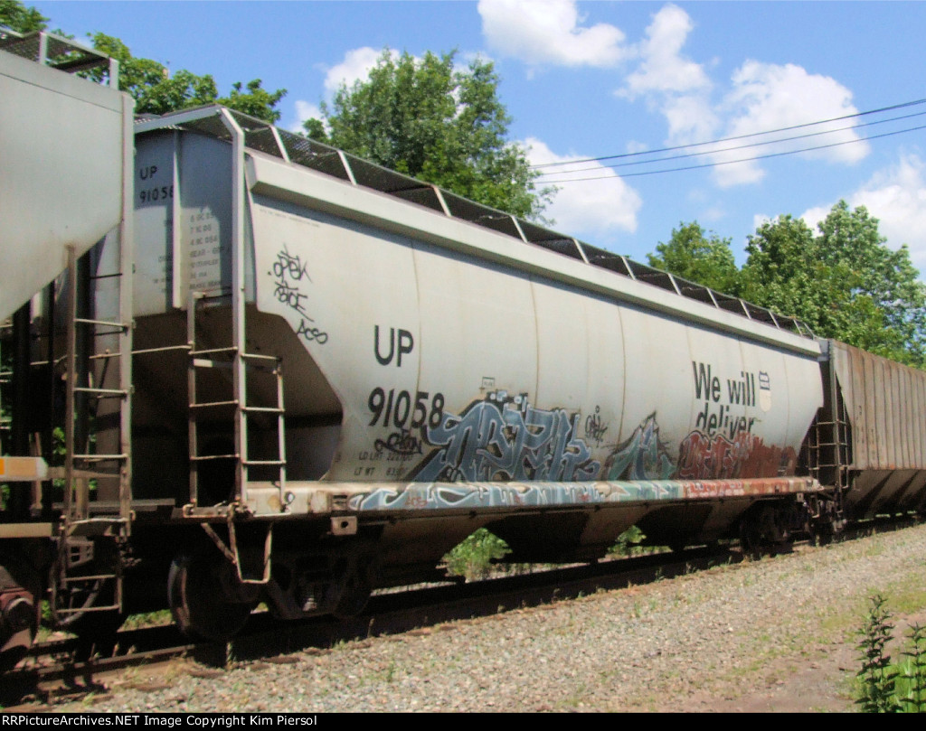 UP 91058 Covered Hopper "We Will Deliver" on Q410
