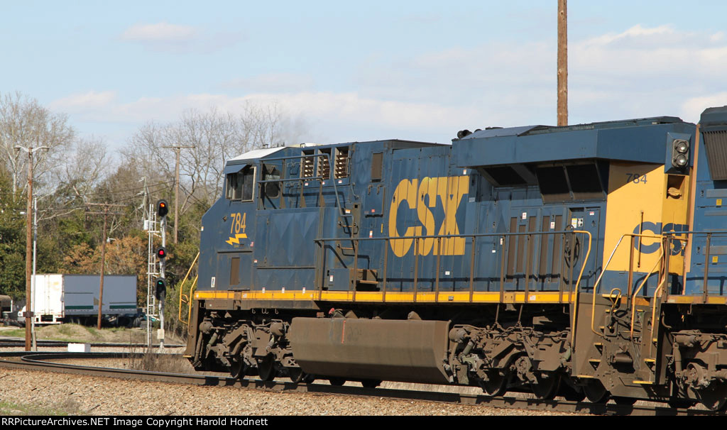 CSX 784 leads train Q477 towards the yard